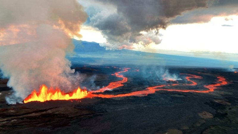 Foto dan video kengerian letusan gunung berapi terbesar di dunia yang ...