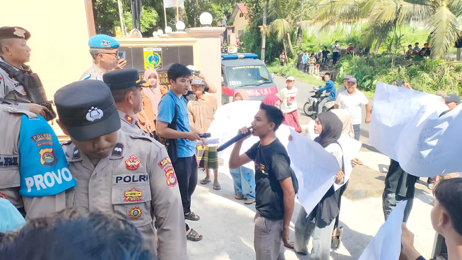 Kantor Desa Waringin Lombok Timur didemo, tuntut transparansi anggaran ...